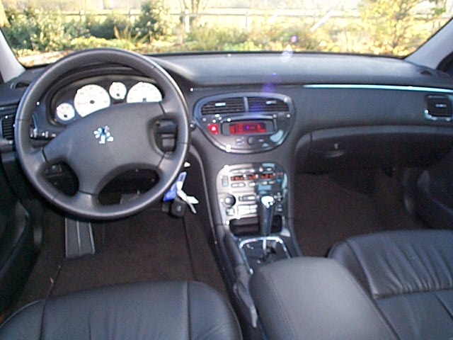 Avez vous des photos de l'intérieur d'une 607 pack avec gps?merci ...