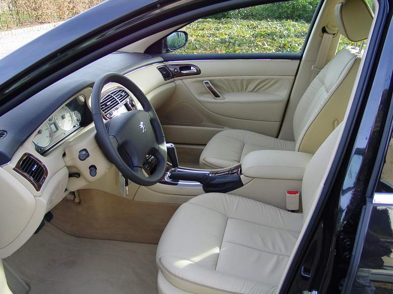 Avez vous des photos de l'intérieur d'une 607 pack avec gps?merci ...