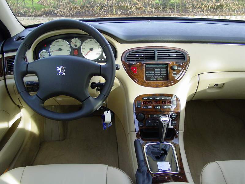 Avez vous des photos de l'intérieur d'une 607 pack avec gps?merci ...