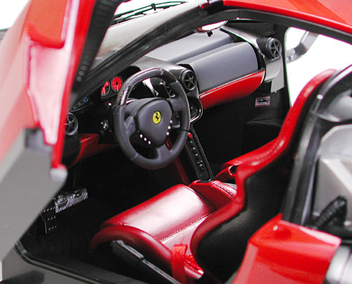 Ferrari Enzo au 1/12 - Auto titre