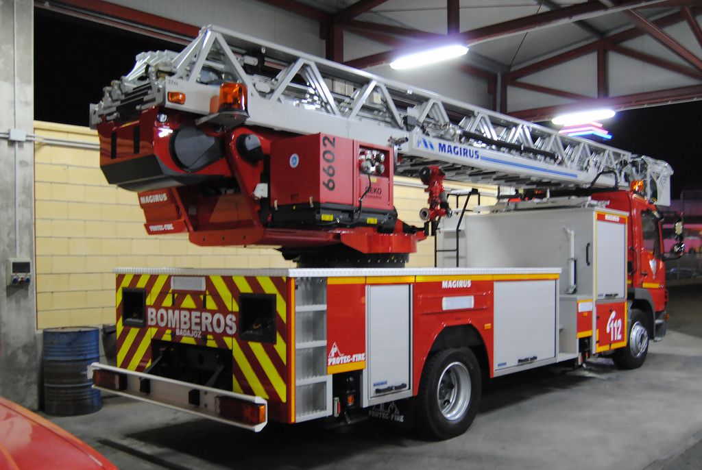 Véhicules de pompiers du monde entier. - Page 215 - Auto titre