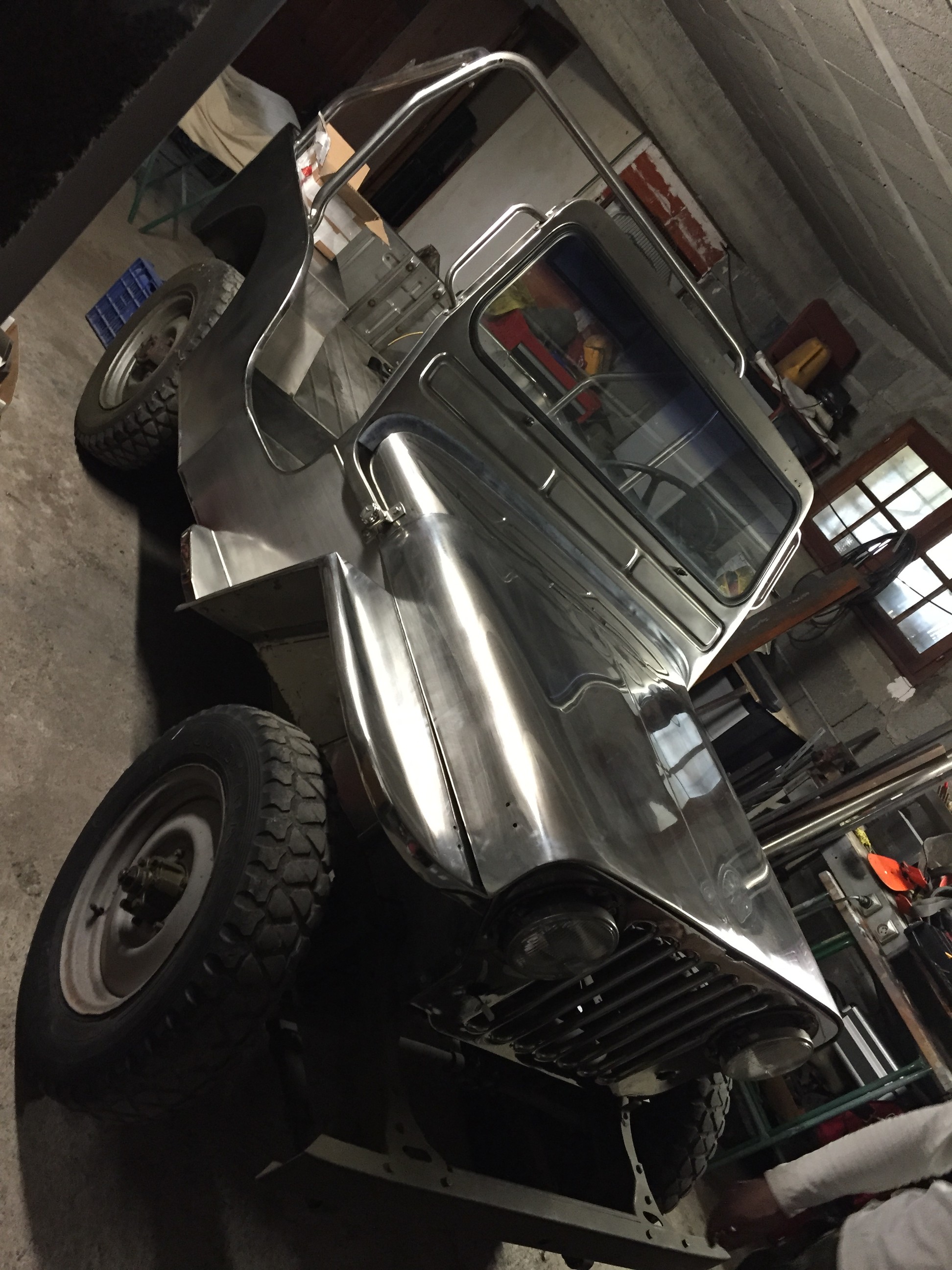 Jeep en inox - Auto titre