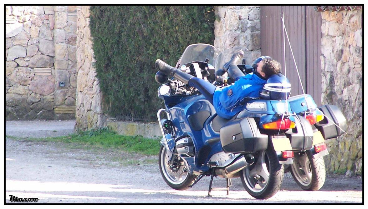 Les Motards de la gendarmerie montrent l'exemple ... - Page 2 - Auto titre