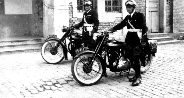 Les Motards de la gendarmerie montrent l'exemple ... - Page 3 - Auto titre